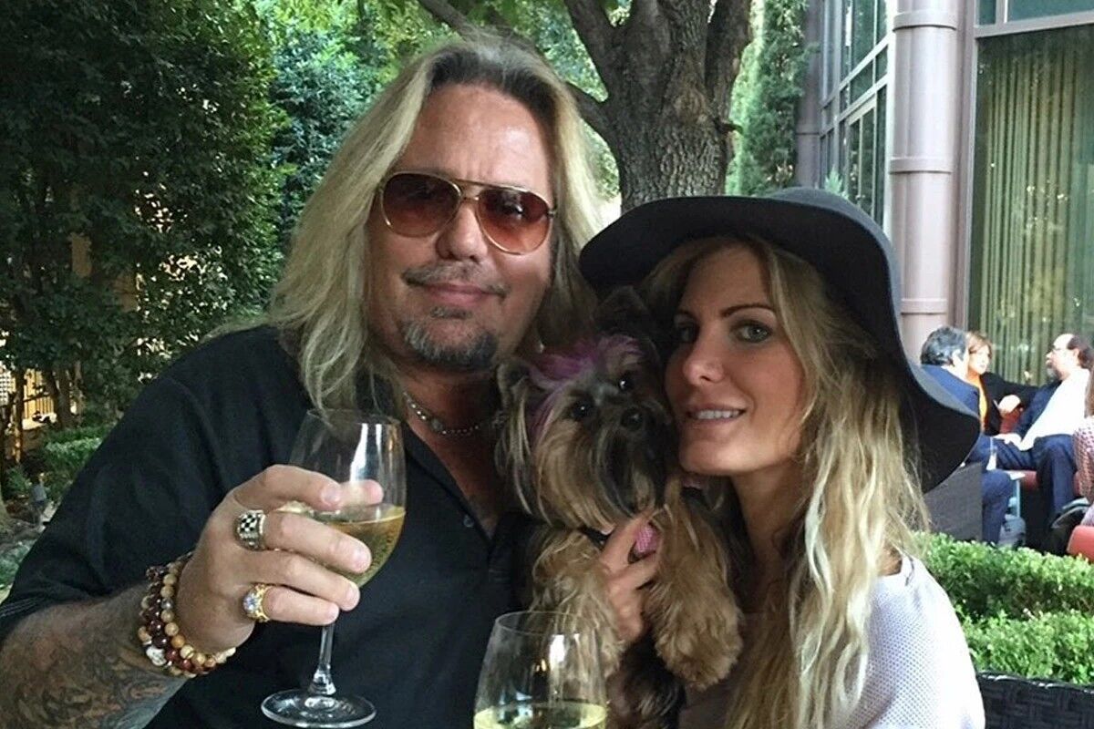 Mötley Crüe Singer Dumps Girlfriend After Alleged Affair - Alternative ...